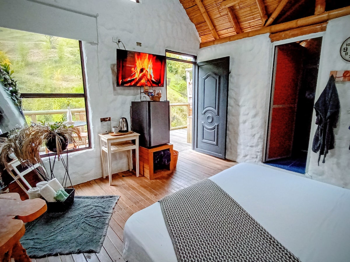 Cabaña romántica frente al lago con jacuzzi grande en el balcón ...