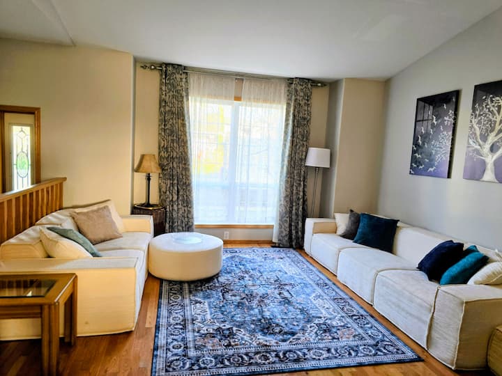 Bright Main Level (Pet Friendly & Near Westerner) - Red Deer