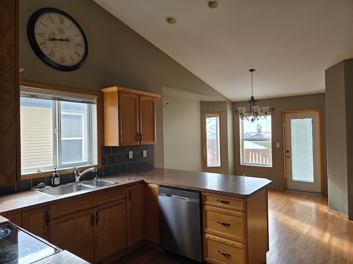 Pet Friendly 2 Bedroom Suite Close To Westerner. - Red Deer