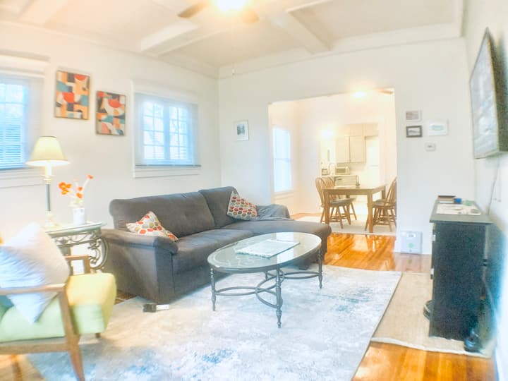 Historic 1br 1ba Apt W/ Queen Bed & Hdtv & Ldry - Bakersfield, CA