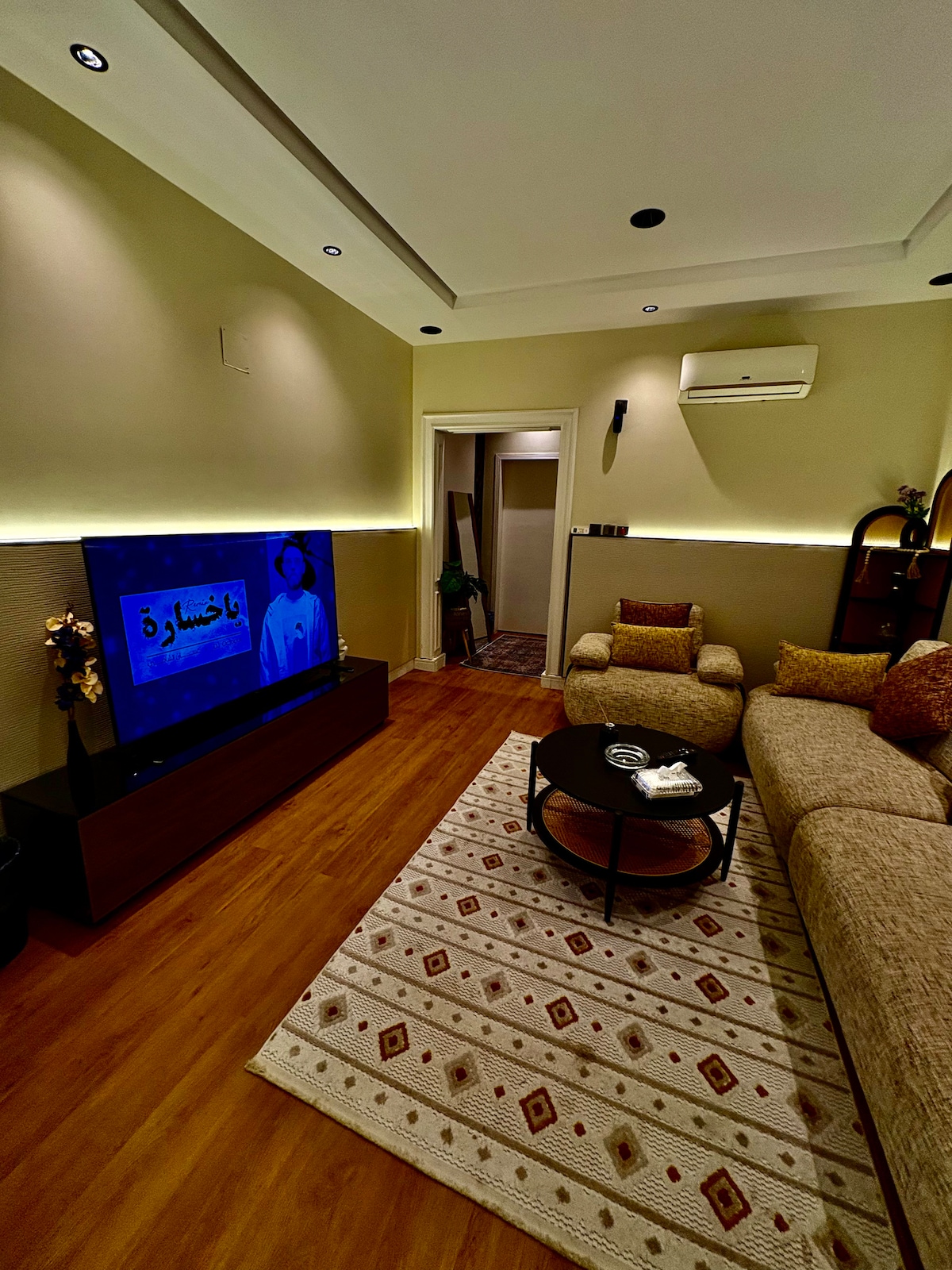 3L/Living room, bedroom, outdoor sitting area, self-entry kitchen ...