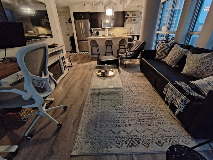 3 Bed Downtown Toronto Condo | Airy & Modern - Toronto