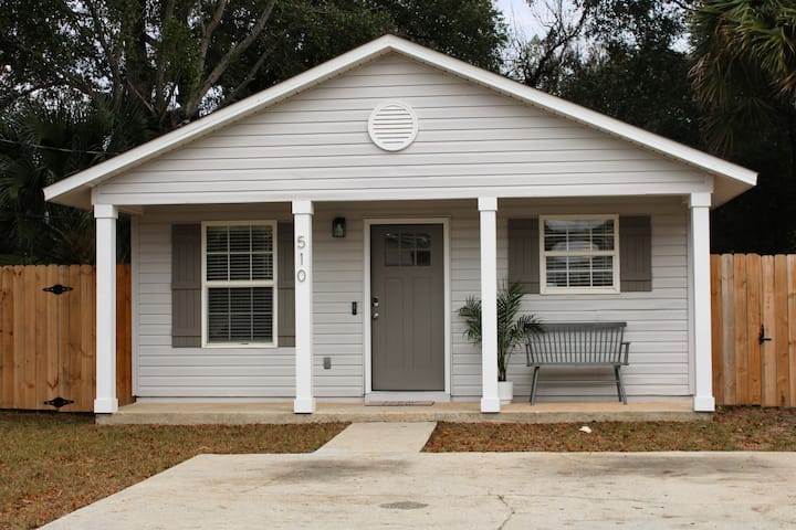Renovated C Street Cottage | Quiet And Central - Pensacola, FL