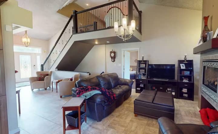 Pondside Serenity: Luxurious 2 Bedroom Retreat - Drayton Valley