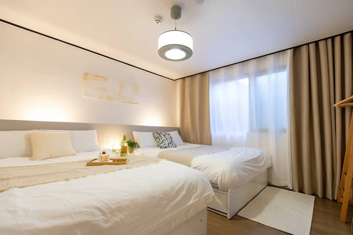 [성수동 1.5층] 3beds · 5인 | 서울숲역 10분 / 공항버스 5분 ·무료짐보관 - Seoul