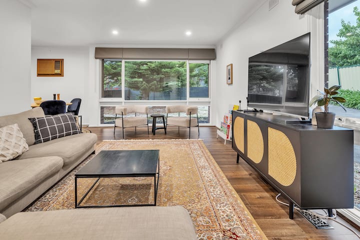 Peaceful 2-bedroom Home With Expansive Backyard - Dandenong