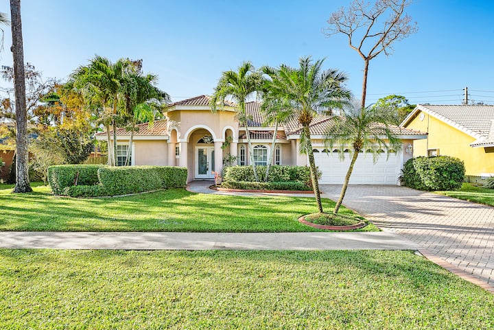Tropical Palm Paradise In Sunny Florida! - Royal Palm Beach, FL