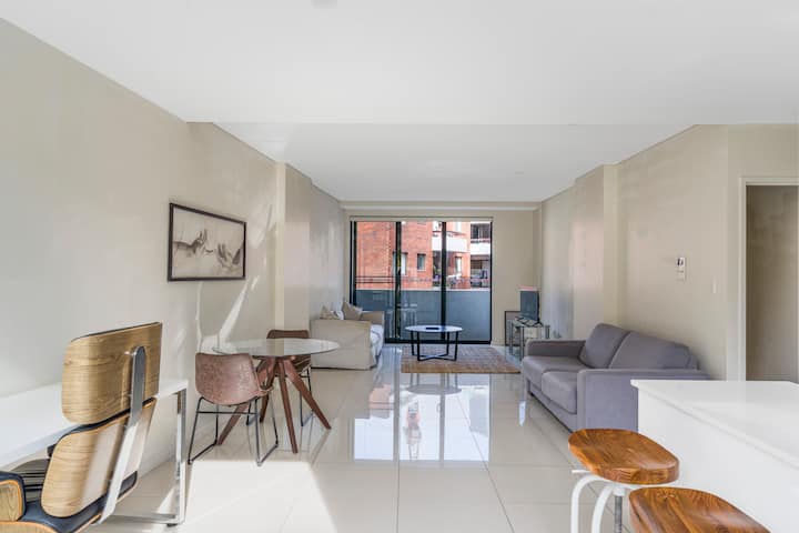 Sun-drenched Sorrell Living: 2br Designer Home - Parramatta