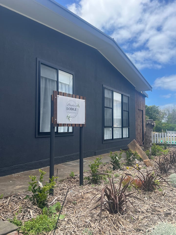 Lloydie's Lodge
Central Penneshaw
Kangaroo Island - Penneshaw