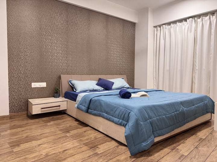 Luxe 2bhk Nrairport | Ac-calm-kitchen-smarttv-wifi - Surat