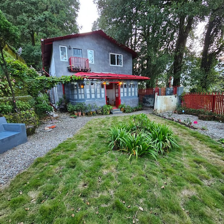 100-year-old British Cottage With Mountain View -