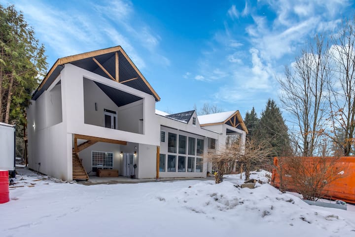 Farmhouse W/ Hot Tub | Private Country Retreat - Shelburne