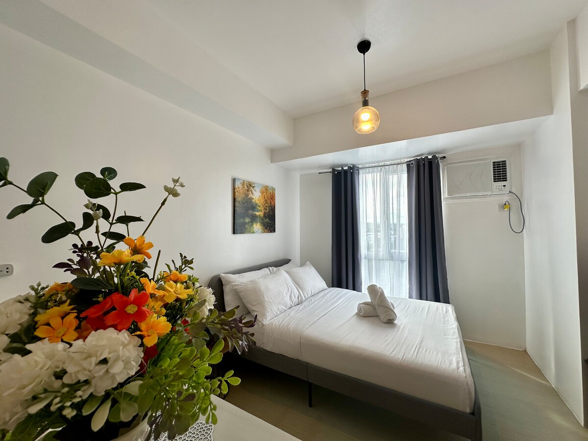8F Cozy Studio Unit at Centrio Tower beside Ayala - Apartments for Rent ...