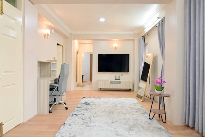 Serene 2bhk Apt With Private Patio For Smoking - Népal