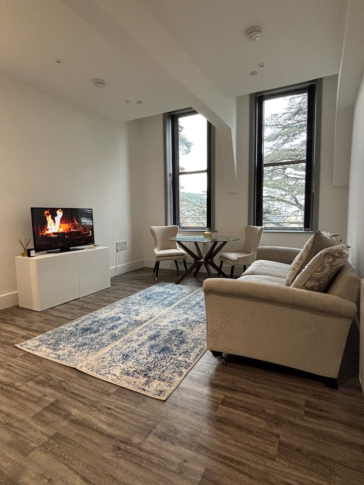 Stunning 1 Bedroom Flat - Twinlakes Park
