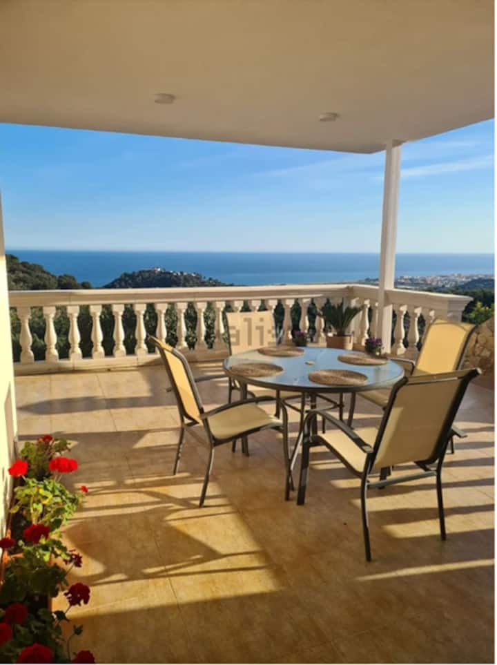 Villa Vista Alegría: Stunning Views & Private Pool - Pineda de Mar