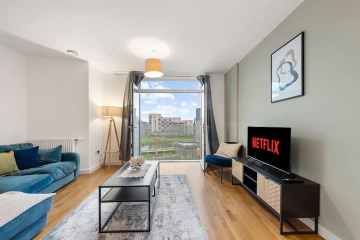 Luxury 2 Bed | Contractor Friendly | Train Nearby - London