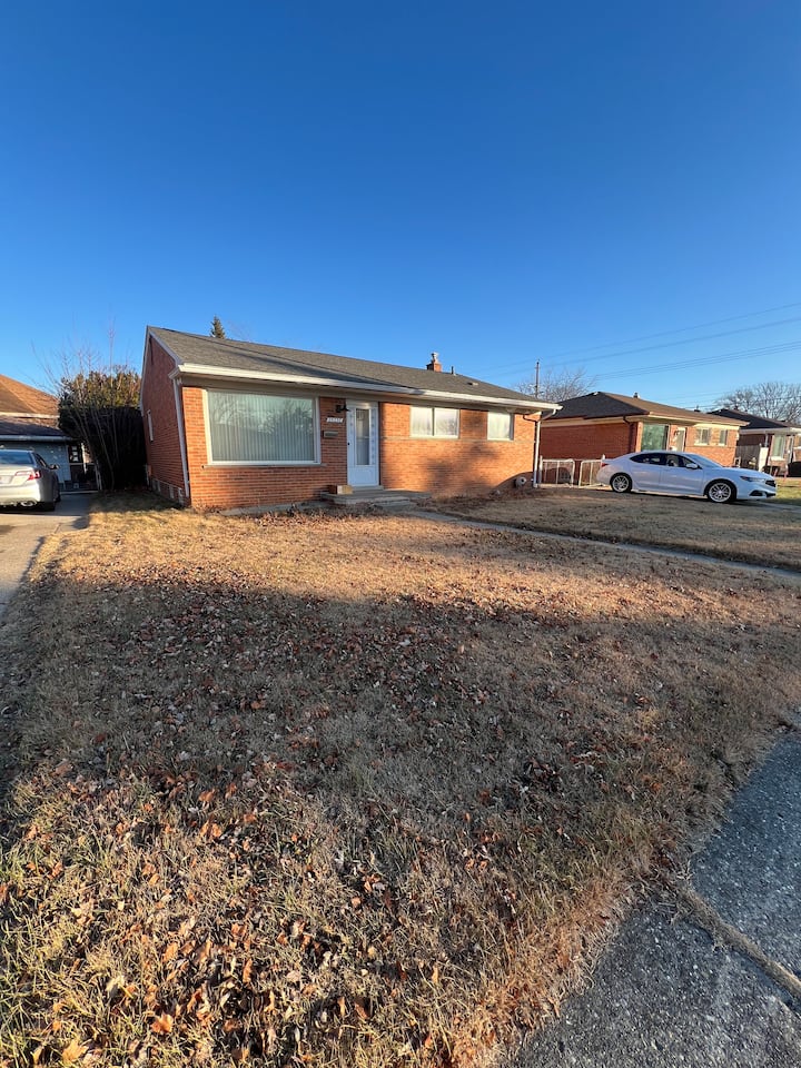 Spacious & Bright Newly Renovated 3br Warren Home - Warren, MI
