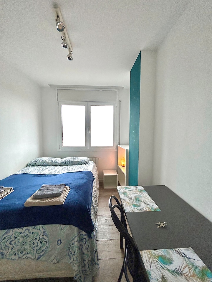 A Room Viewing The Mountains And Sea - Badalona