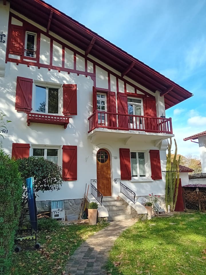 Maison De Ville Mitoyenne Avec Sa Piscine - Espelette