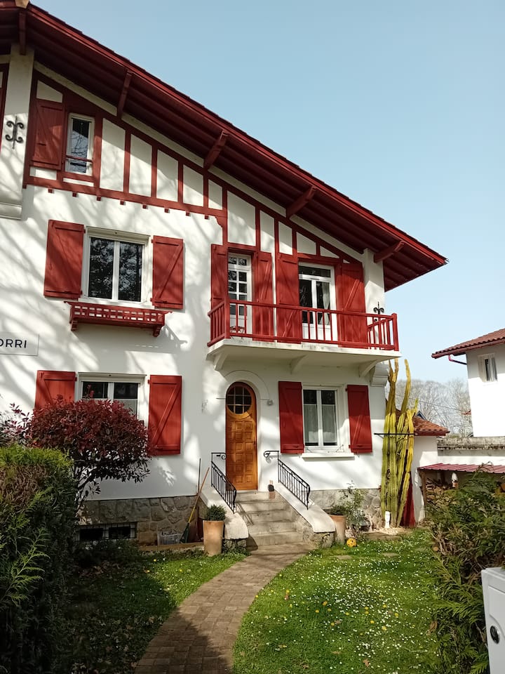 Maison De Ville Mitoyenne, Quartier Calme, Piscine - Espelette