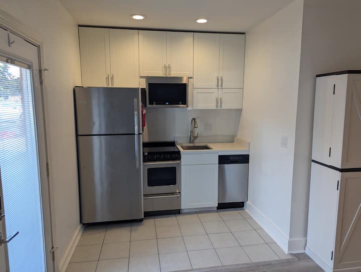 Furnished Studio W/ Full Kitchen & In-unit Laundry - Denton, TX