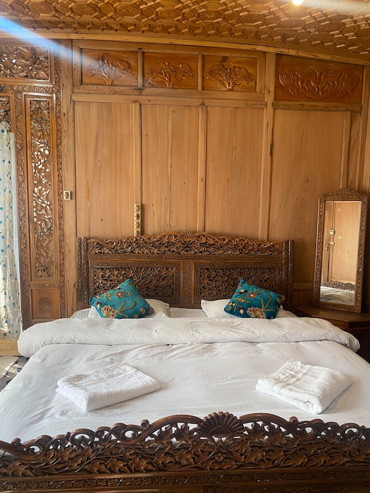 Deluxe Houseboat Newheidi - India