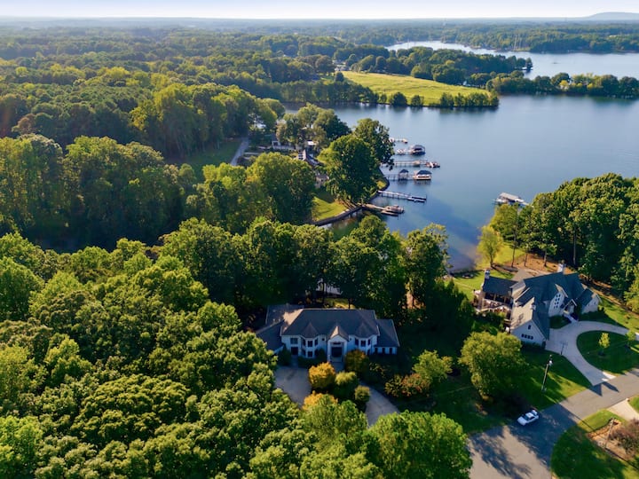 Lake Norman Estate Fire Pit + Hot Tub - North Carolina