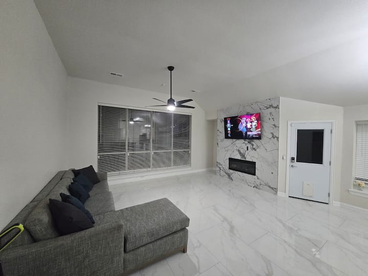 R2 - Beautiful Duplex 1 Bed, 1 Sofa Bed, 1 Bath - Coppell, TX