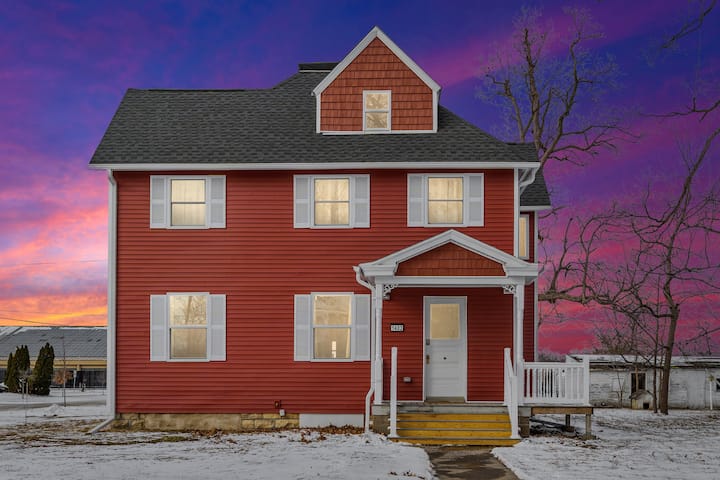 The Schoolhouse-steps From Coe & Close To Downtown - Cedar Rapids, IA