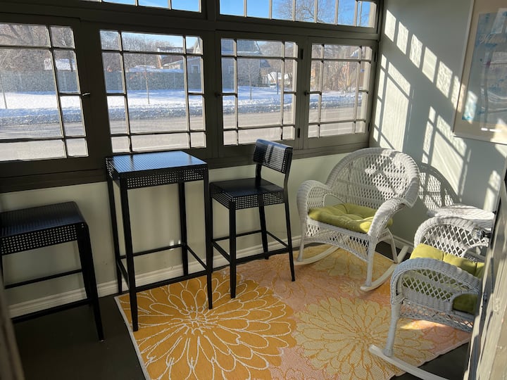 Quiet Private Upper Level Apartment In Midtown - Waterloo