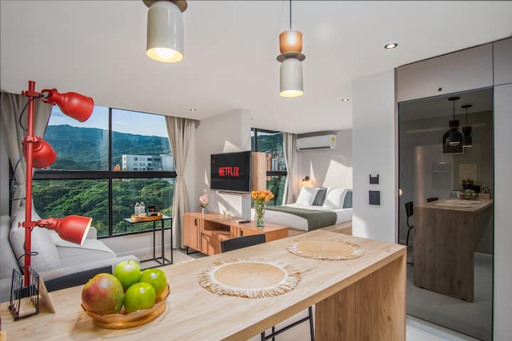 Design Apt W/ Scenic Views | Wi-fi | A/c | Parking - Cali