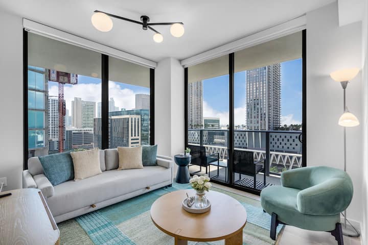 Corner Suite 2br/2ba Skyline Views + Rooftop Pool - 