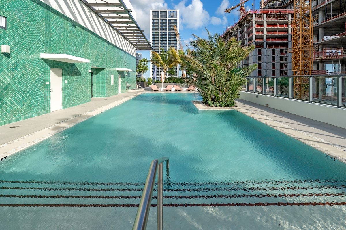 Corner Suite 2BR/2BA Skyline Views + Rooftop Pool - Apartments for Rent ...