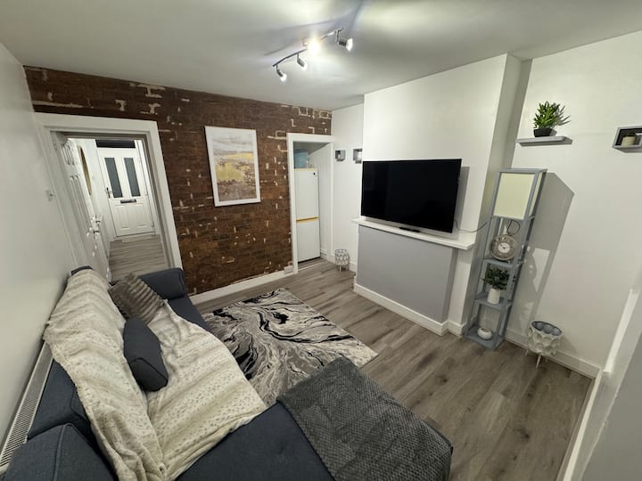 Modern 2-bed Home | Walk To Station & Mall - Hertfordshire
