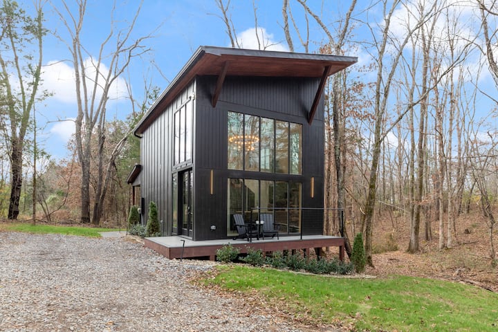 Modern Black Cabin W/ Hot Tub - États-Unis