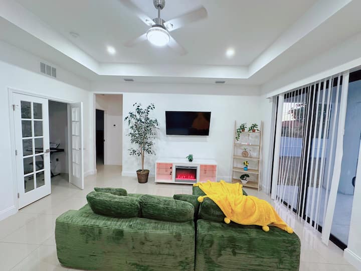 Atlas Chic Home - Cape Coral, FL