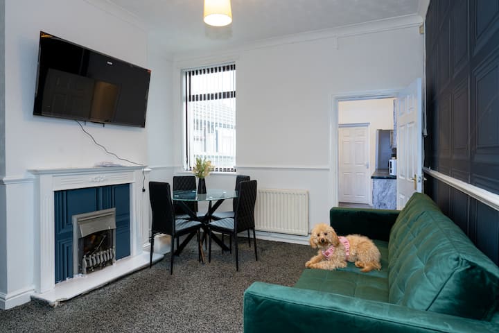 4br Near Tunstall Town Center · Sleeps 7 · Parking - Stoke-on-Trent