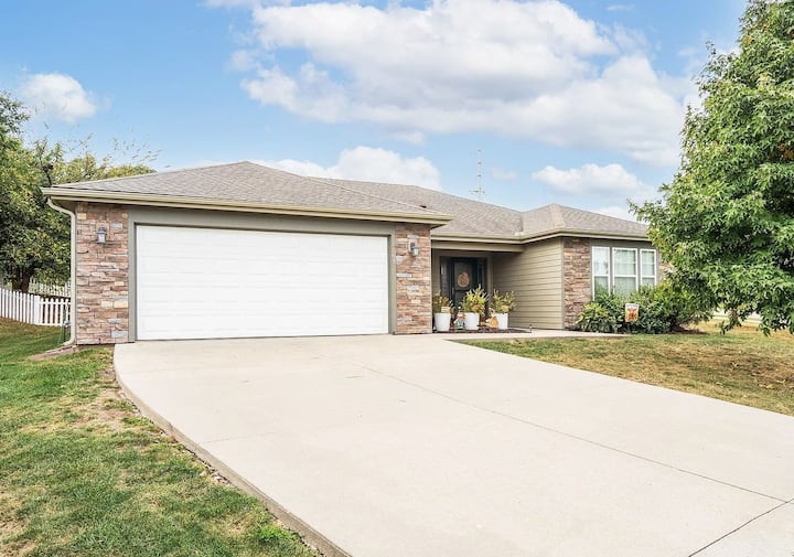 Single Family Home Near University Of Kansas (Ku) - Lawrence, KS
