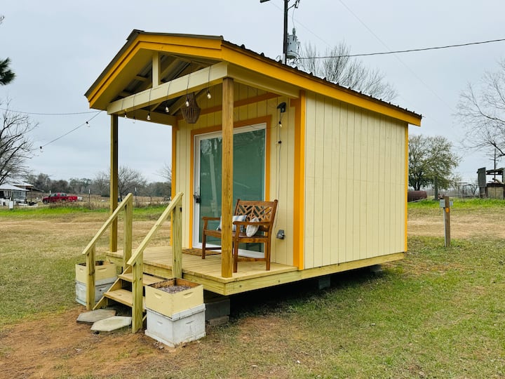 The Cabin At The Honey Farm - Beeweaver Honey Farm - Navasota, TX