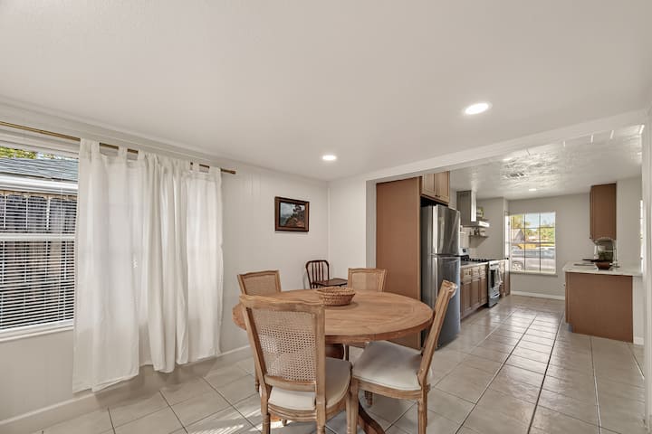 Central, Clean, Modern & Comfy | Pasadena Stay - Deer Park, TX