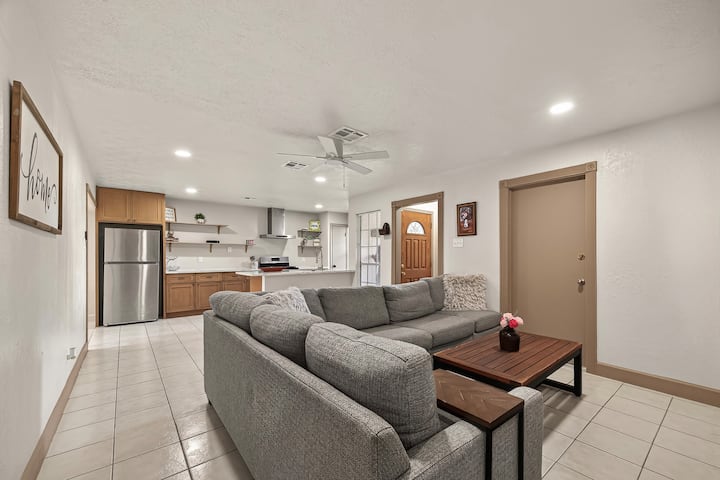 Central, Clean, Modern & Comfy | Pasadena Stay - Deer Park, TX