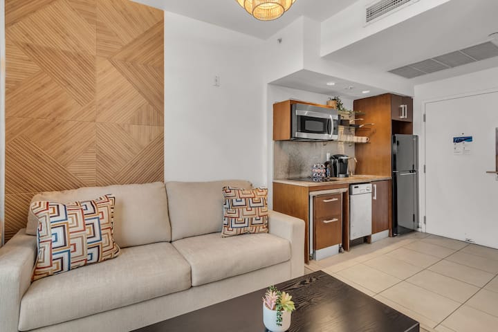 Ocean Drive Studio | Rooftop Pool & Steps To Beach - Miami Beach, FL