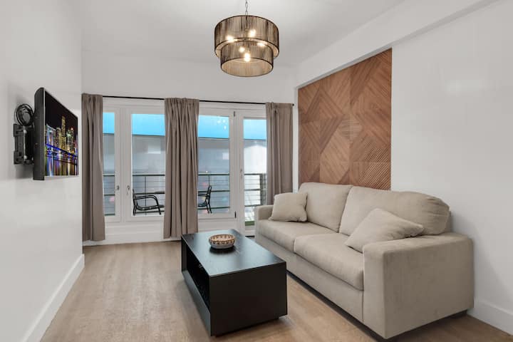 The Palace 1br + Rooftop Pool And Beachfront - Miami Beach, FL