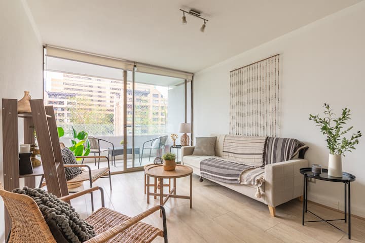 Perfect Location, Very Comfortable With Air Conditioning And Parking. - Las Condes