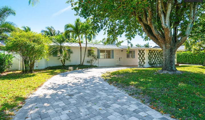 Quaint Lake Clarke Shores Pool Home On The Canal! - Palm Beach, FL