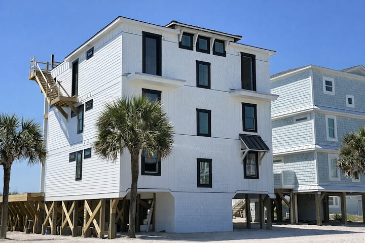 How Suite It Is: 14 Br Oceanfront Oasis Oak Island - North Carolina