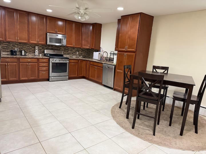 3 Bedroom Home, 2 Full Bathrooms. - Allentown, NJ