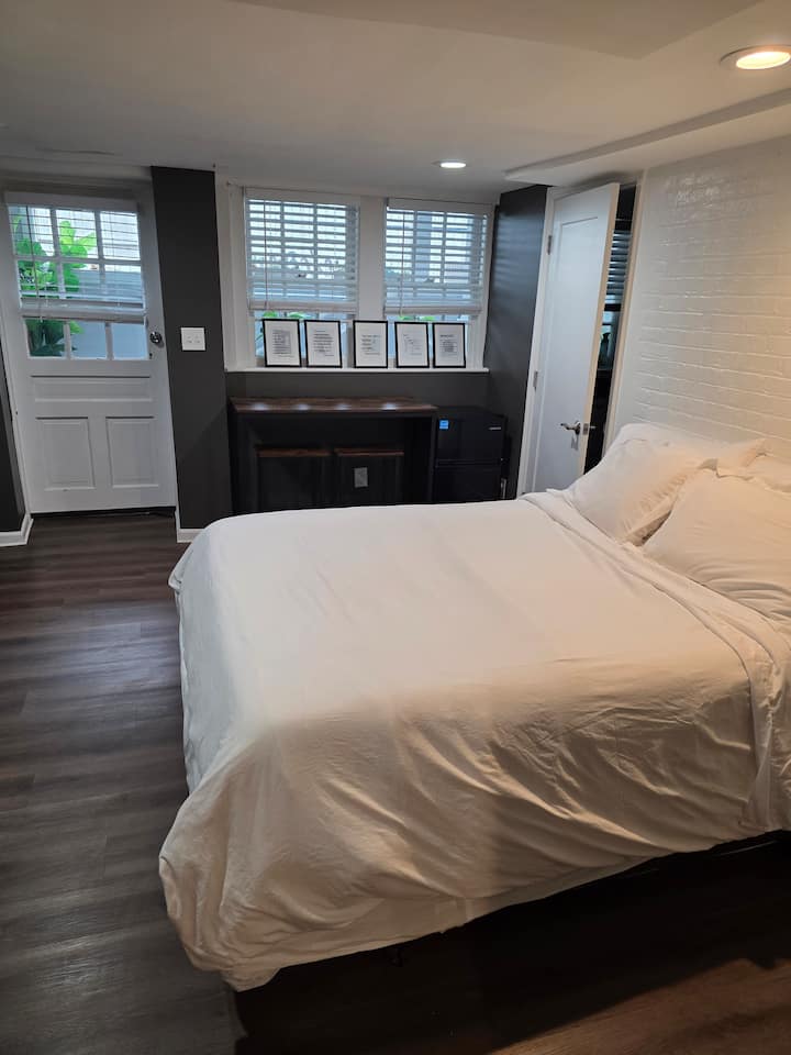 Private Entry Sunny Garden-level Suite W/parking - Montclair, NJ