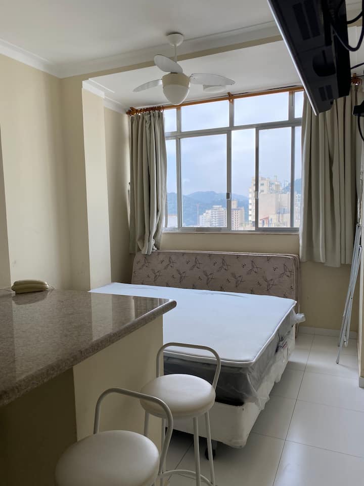 Kitnet Aconchegante Com Garagem Ideal Para Casal. - Guarujá